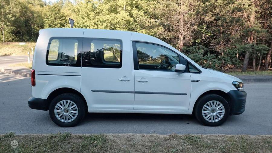 White Volkswagen Caddy 2017 in Vilnius, with an engine capacity of 2.00 L and mileage of 218 thousand km for 9400 €, photo 10 on AUTOMOTO.COM.LV