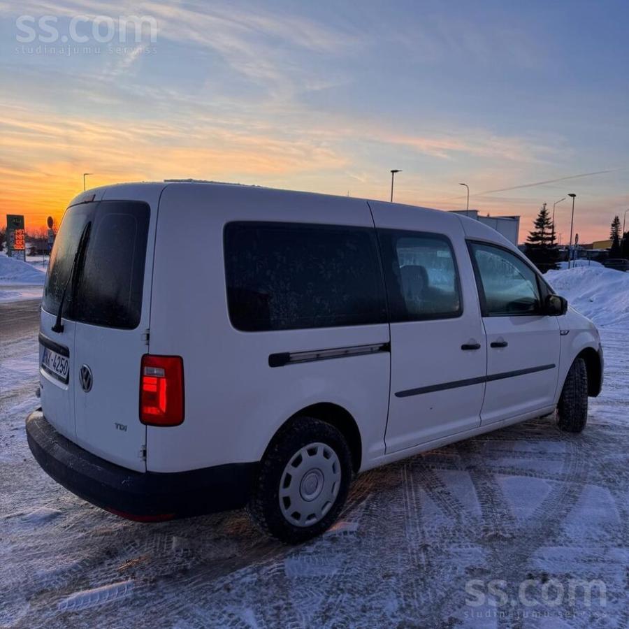 White Volkswagen Caddy 2018 in Riga, with an engine capacity of 2.00 L and mileage of 235 thousand km for 12500 €, photo 3 on AUTOMOTO.COM.LV