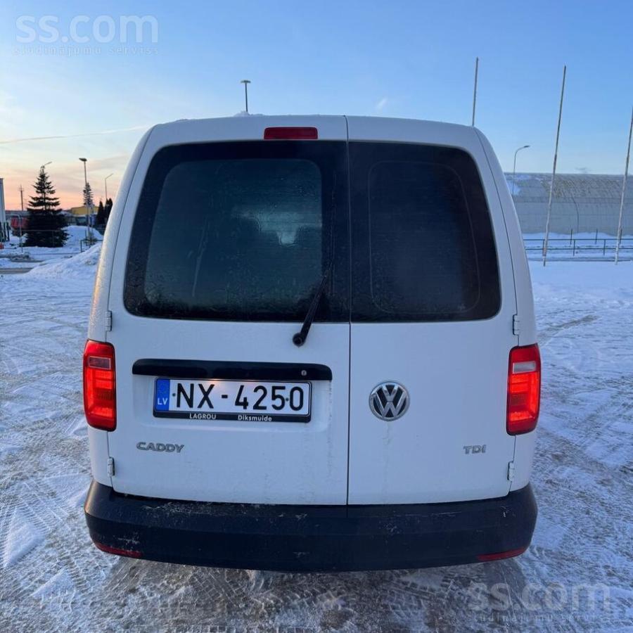 White Volkswagen Caddy 2018 in Riga, with an engine capacity of 2.00 L and mileage of 235 thousand km for 12500 €, photo 4 on AUTOMOTO.COM.LV