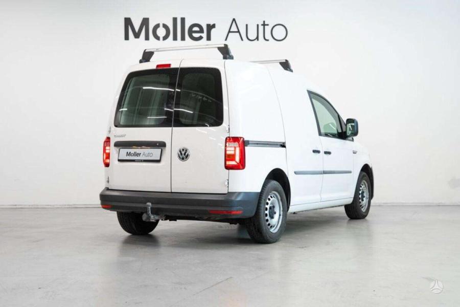 White Volkswagen Caddy 2018 in Vilnius, with an engine capacity of 2.00 L and mileage of 235 thousand km for 6600 €, photo 4 on AUTOMOTO.COM.LV