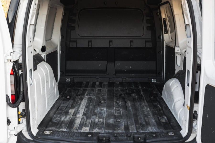 Balts Volkswagen Caddy 2022 Ventspils, ar dzinēja tilpumu 2.00 L un nobraukumu 41 tūkst. km par 16400 €, foto 14 vietnē AUTOMOTO.COM.LV