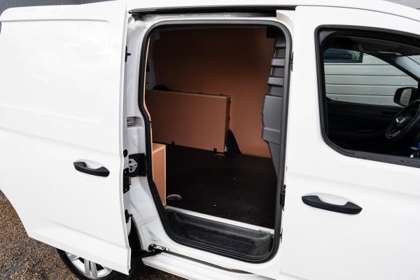 White Volkswagen Caddy 2023 in Jelgava, with an engine capacity of 2.00 L and mileage of 48 thousand km for 16750 €, photo 7 on AUTOMOTO.COM.LV