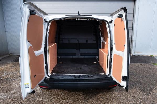 White Volkswagen Caddy 2023 in Jelgava, with an engine capacity of 2.00 L and mileage of 48 thousand km for 16750 €, photo 8 on AUTOMOTO.COM.LV