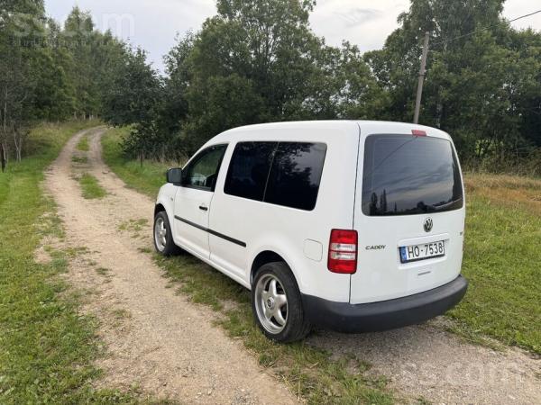 Фольксваген Кадди 2011 в Резекне на AUTOMOTO.COM.LV Белый Фольксваген Кадди 2011 в Резекне, объемом двигателя 1.60 л и пробегом 299 тыс. км за 2750 €, фото 4 на AUTOMOTO.COM.LV