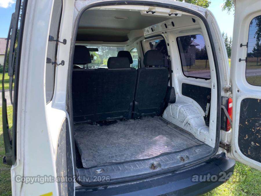White Volkswagen Caddy 2017 in Tallinn, with an engine capacity of 2.00 L and mileage of 315 thousand km for 11600 €, photo 5 on AUTOMOTO.COM.LV