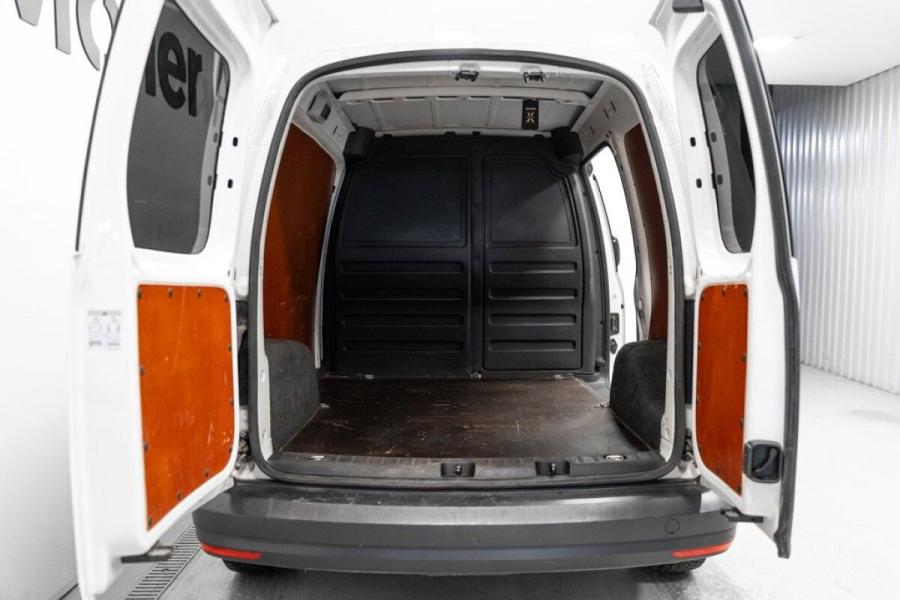 White Volkswagen Caddy 2018 in Vilnius, with an engine capacity of 2.00 L and mileage of 116 thousand km for 9500 €, photo 15 on AUTOMOTO.COM.LV