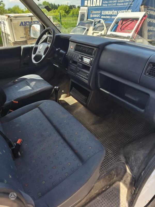 Black Volkswagen Caravelle 2003 in Kretinga, with an engine capacity of 2.50 L and mileage of 292 thousand km for 6500 €, photo 5 on AUTOMOTO.COM.LV