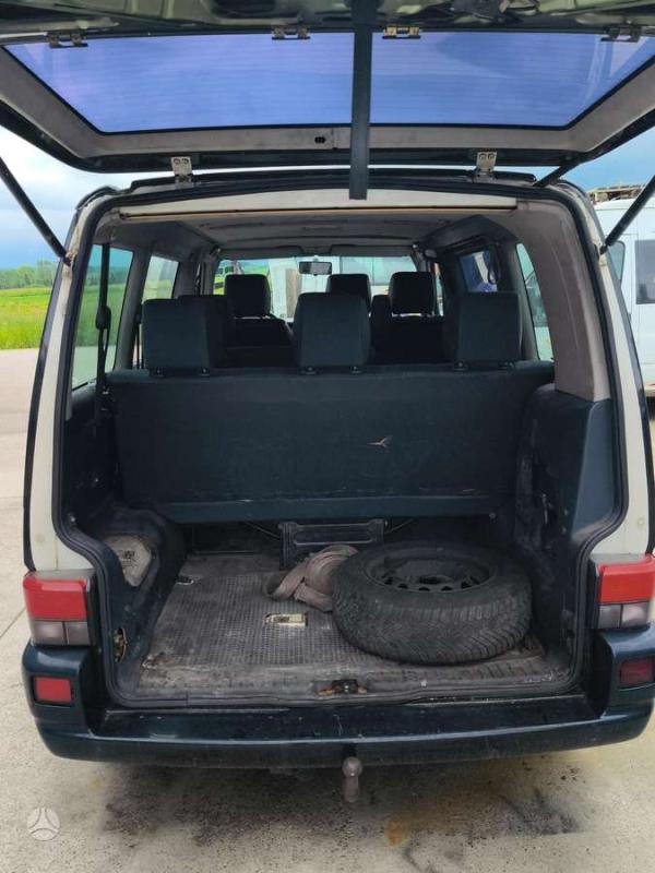 Black Volkswagen Caravelle 2003 in Kretinga, with an engine capacity of 2.50 L and mileage of 292 thousand km for 6500 €, photo 10 on AUTOMOTO.COM.LV