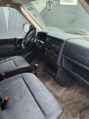 Melns Volkswagen Caravelle 2003 Kretinga, ar dzinēja tilpumu 2.50 L un nobraukumu 292 tūkst. km par 6500 €, foto 13 vietnē AUTOMOTO.COM.LV