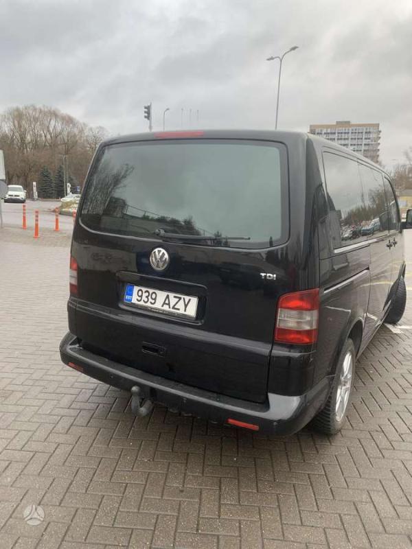 Black Volkswagen Caravelle 2005 in Vilnius, with an engine capacity of 2.50 L and mileage of 328 thousand km for 5600 €, photo 2 on AUTOMOTO.COM.LV