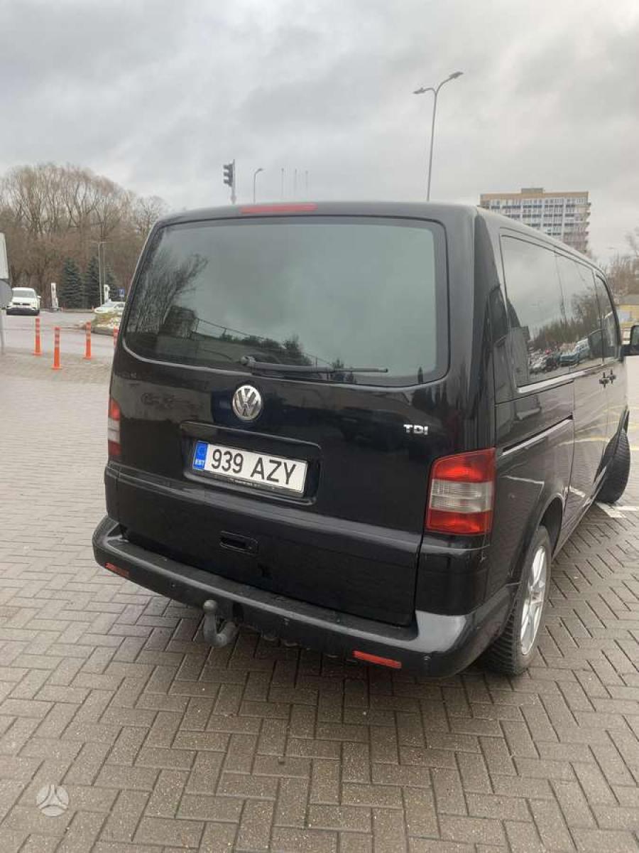 Melns Volkswagen Caravelle 2005 Viļņa, ar dzinēja tilpumu 2.50 L un nobraukumu 328 tūkst. km par 5600 €, foto 2 vietnē AUTOMOTO.COM.LV