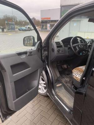 Melns Volkswagen Caravelle 2005 Viļņa, ar dzinēja tilpumu 2.50 L un nobraukumu 328 tūkst. km par 5600 €, foto 21 vietnē AUTOMOTO.COM.LV