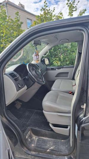 Black Volkswagen Caravelle 2013 in Kaunas, with an engine capacity of 1.97 L and mileage of 317 thousand km for 12500 €, photo 9 on AUTOMOTO.COM.LV