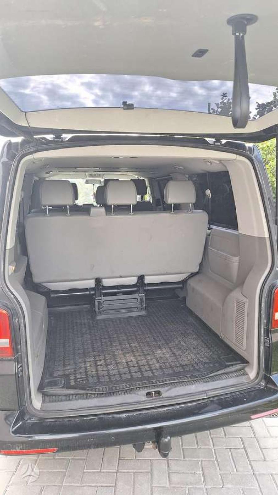 Black Volkswagen Caravelle 2013 in Kaunas, with an engine capacity of 1.97 L and mileage of 317 thousand km for 12500 €, photo 10 on AUTOMOTO.COM.LV