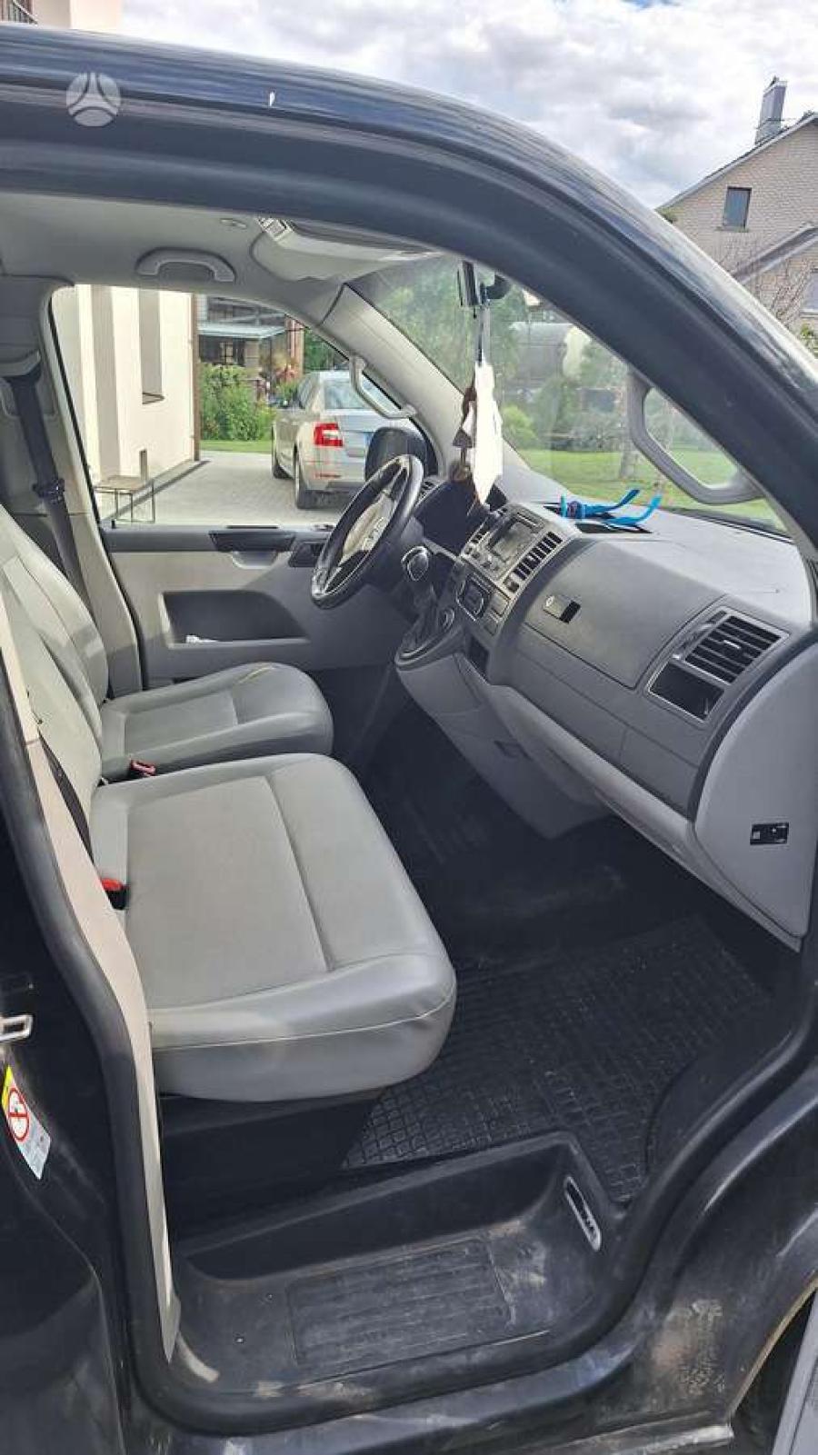 Black Volkswagen Caravelle 2013 in Kaunas, with an engine capacity of 1.97 L and mileage of 317 thousand km for 12500 €, photo 13 on AUTOMOTO.COM.LV
