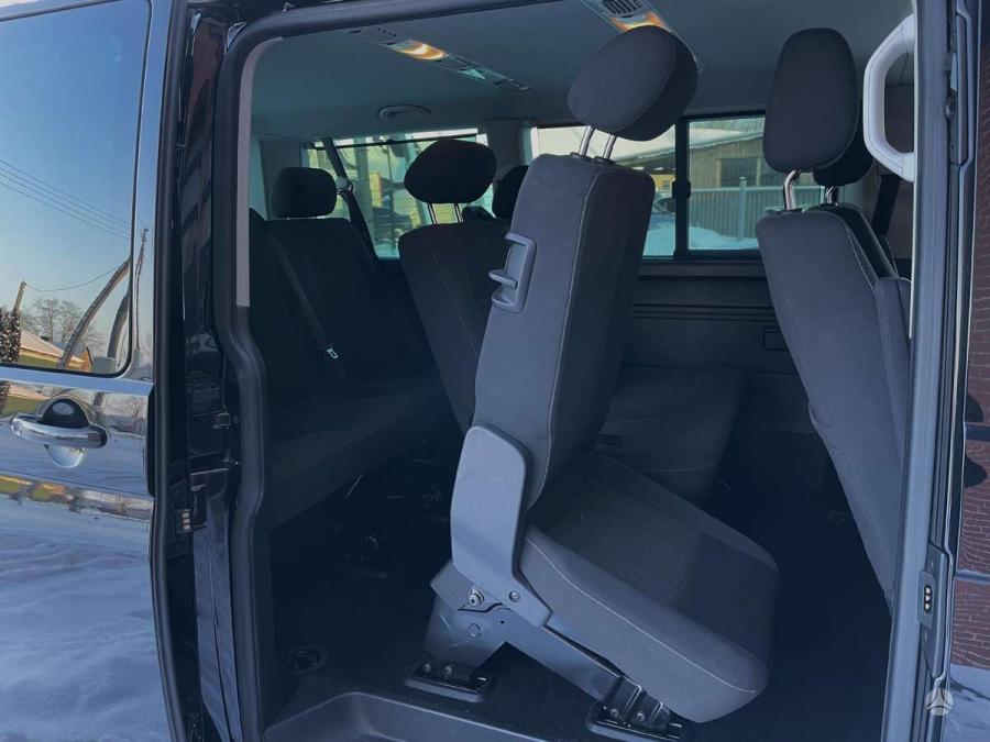 Black Volkswagen Caravelle 2016 in Raseiniai, with an engine capacity of 2.00 L and mileage of 178 thousand km for 18500 €, photo 12 on AUTOMOTO.COM.LV