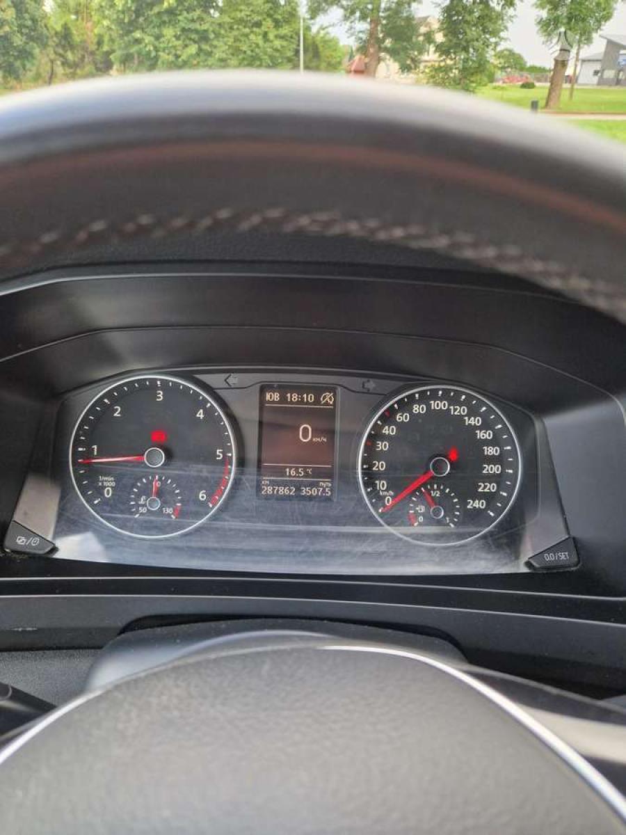 Melns Volkswagen Caravelle 2016 Šakiai, ar dzinēja tilpumu 2.00 L un nobraukumu 288 tūkst. km par 16999 €, foto 15 vietnē AUTOMOTO.COM.LV