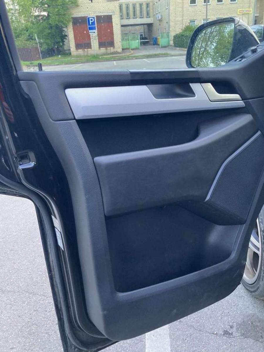 Melns Volkswagen Caravelle 2017 Kauņa, ar dzinēja tilpumu 2.00 L un nobraukumu 212 tūkst. km par 20000 €, foto 22 vietnē AUTOMOTO.COM.LV