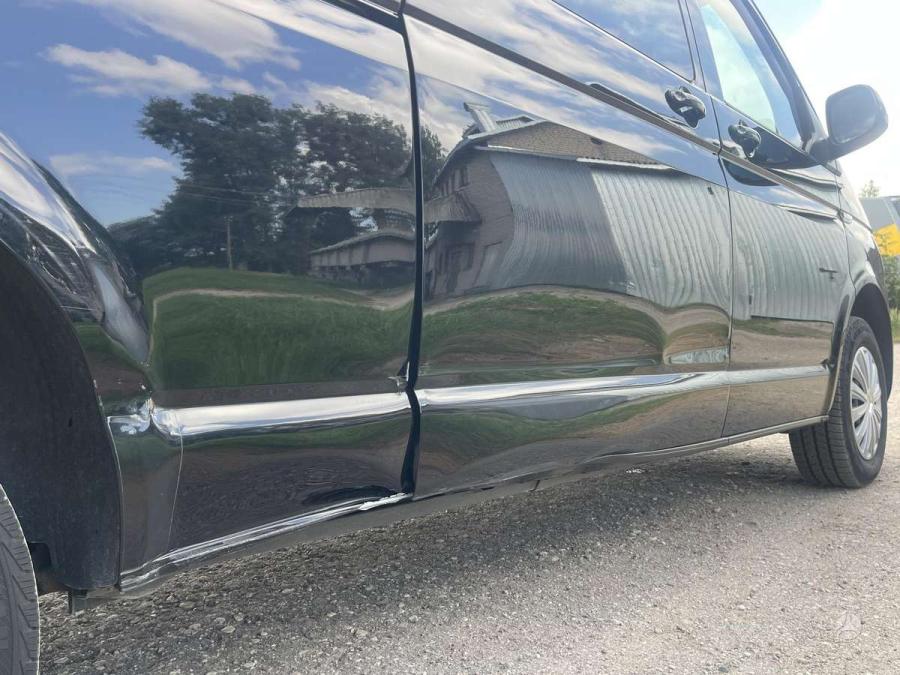 Black Volkswagen Caravelle 2018 in Kaunas, with an engine capacity of 2.00 L and mileage of 326 thousand km for 14950 €, photo 5 on AUTOMOTO.COM.LV