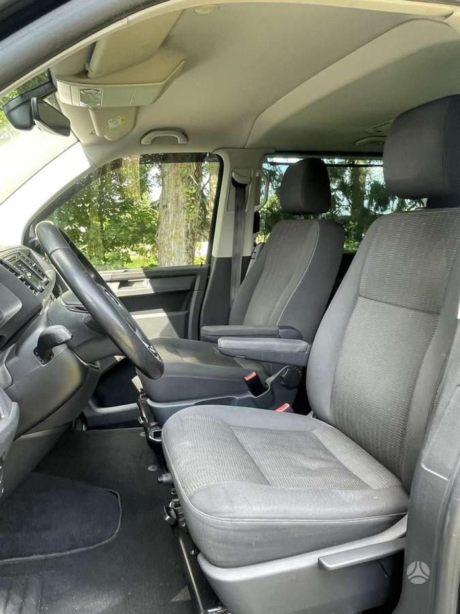 Black Volkswagen Caravelle 2018 in Kaunas, with an engine capacity of 2.00 L and mileage of 326 thousand km for 14950 €, photo 11 on AUTOMOTO.COM.LV