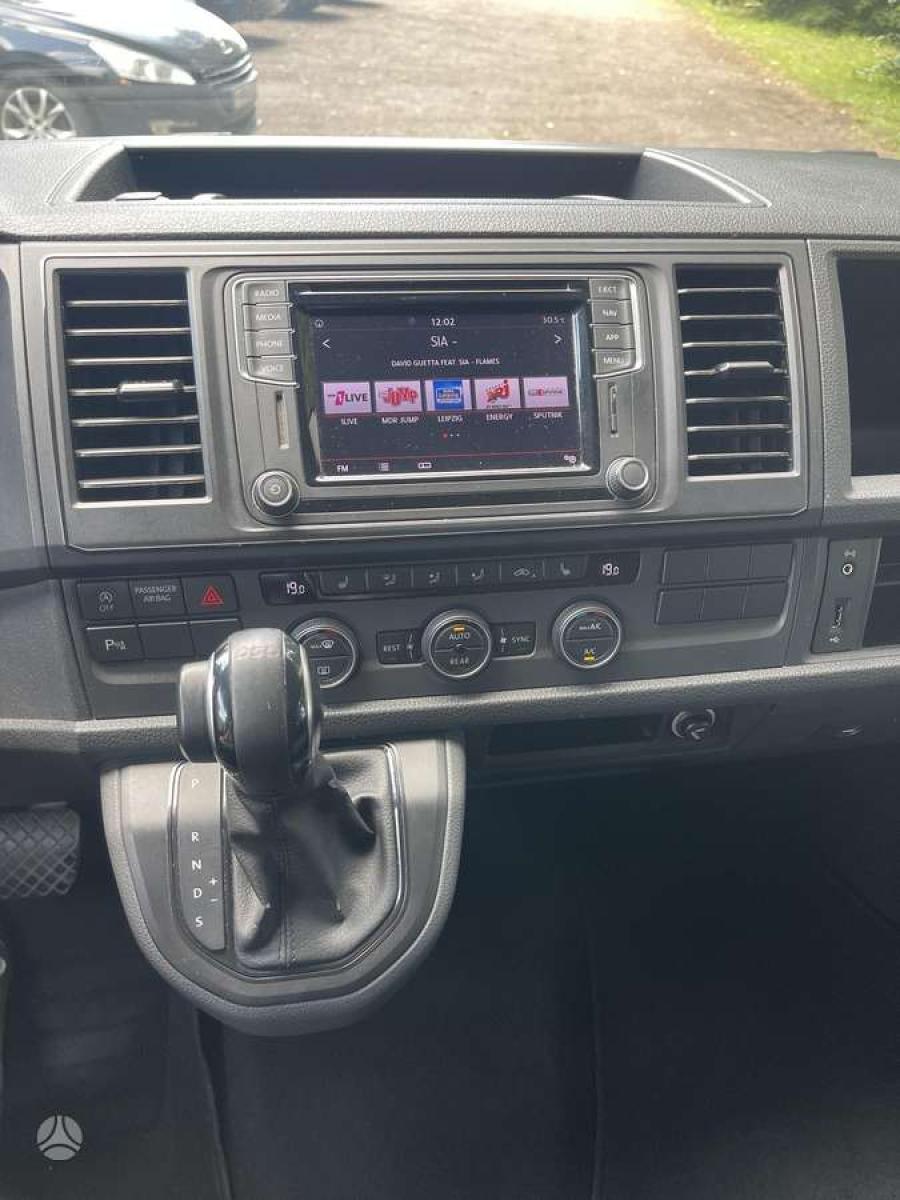 Black Volkswagen Caravelle 2018 in Kaunas, with an engine capacity of 2.00 L and mileage of 326 thousand km for 14950 €, photo 22 on AUTOMOTO.COM.LV
