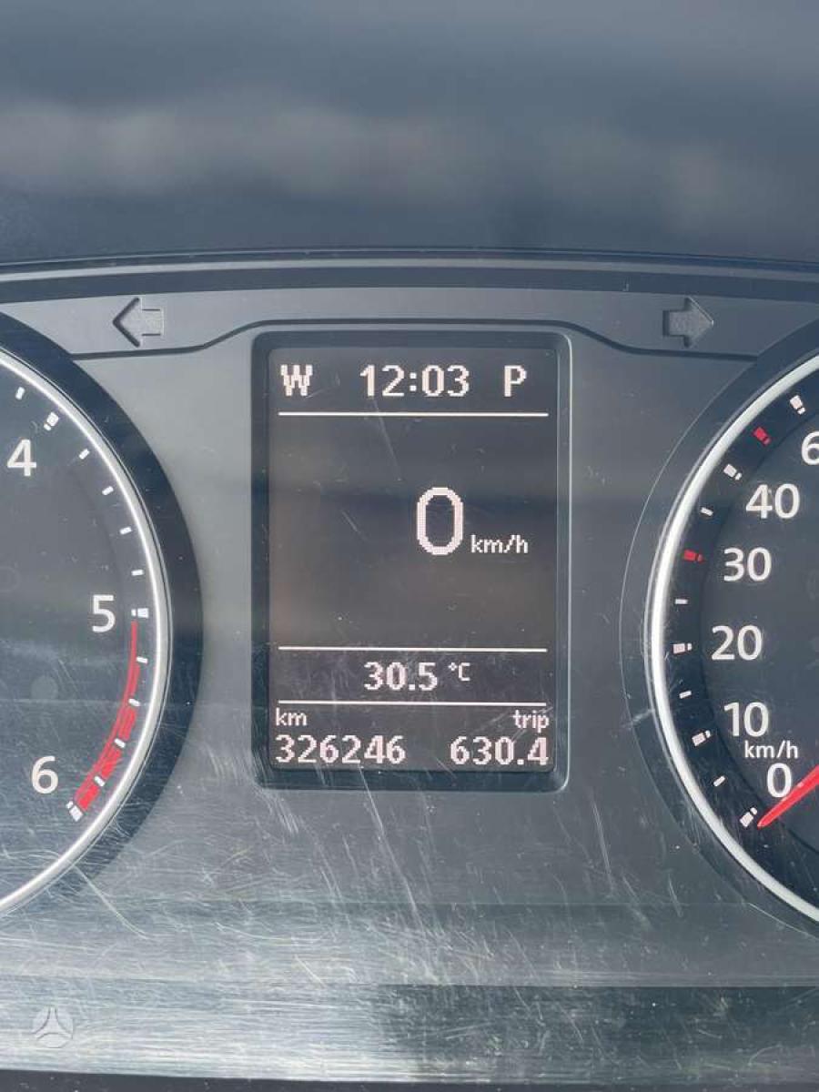 Black Volkswagen Caravelle 2018 in Kaunas, with an engine capacity of 2.00 L and mileage of 326 thousand km for 14950 €, photo 23 on AUTOMOTO.COM.LV