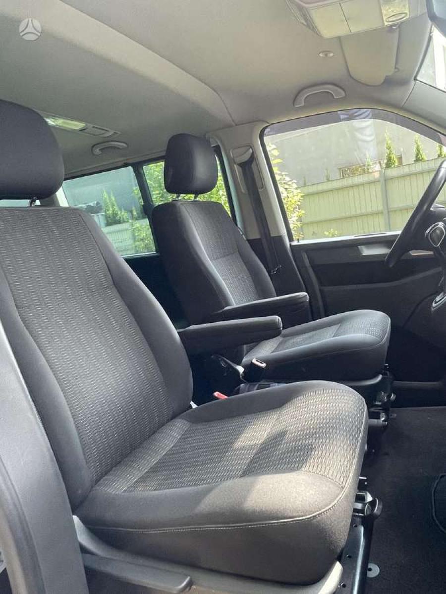 Black Volkswagen Caravelle 2018 in Kaunas, with an engine capacity of 1.97 L and mileage of 326 thousand km for 14900 €, photo 13 on AUTOMOTO.COM.LV