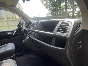 Black Volkswagen Caravelle 2018 in Kaunas, with an engine capacity of 1.97 L and mileage of 326 thousand km for 14900 €, photo 14 on AUTOMOTO.COM.LV
