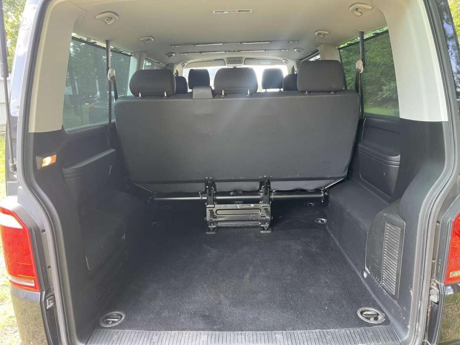 Black Volkswagen Caravelle 2018 in Kaunas, with an engine capacity of 1.97 L and mileage of 326 thousand km for 14900 €, photo 20 on AUTOMOTO.COM.LV