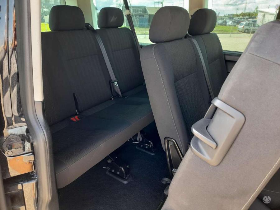 Black Volkswagen Caravelle 2018 in Kaunas, with an engine capacity of 2.00 L and mileage of 328 thousand km for 18800 €, photo 19 on AUTOMOTO.COM.LV
