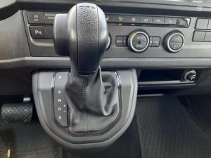 Black Volkswagen Caravelle 2018 in Kaunas, with an engine capacity of 2.00 L and mileage of 328 thousand km for 18800 €, photo 25 on AUTOMOTO.COM.LV