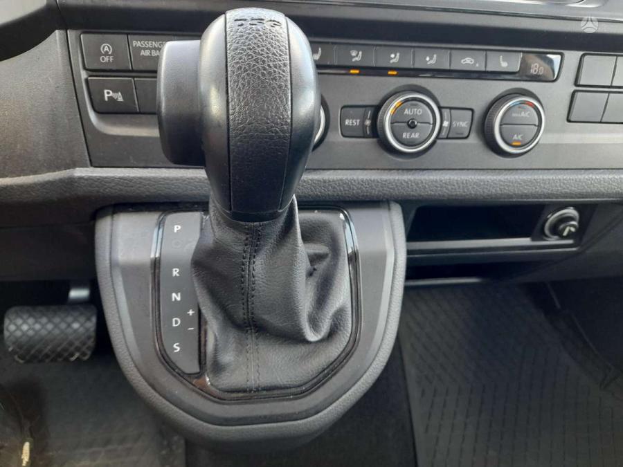 Black Volkswagen Caravelle 2018 in Kaunas, with an engine capacity of 2.00 L and mileage of 328 thousand km for 18800 €, photo 25 on AUTOMOTO.COM.LV