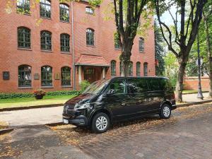 Black Volkswagen Caravelle 2020 in Palanga, with an engine capacity of 1.97 L and mileage of 125 thousand km for 29900 €, photo  on AUTOMOTO.COM.LV