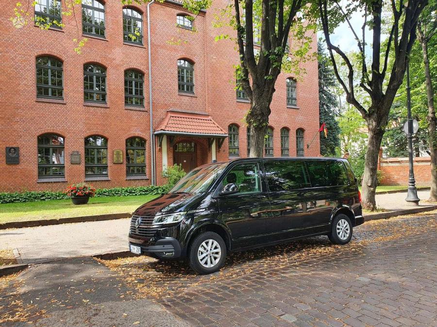 Black Volkswagen Caravelle 2020 in Palanga, with an engine capacity of 1.97 L and mileage of 125 thousand km for 29900 €, photo 1 on AUTOMOTO.COM.LV
