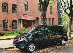 Black Volkswagen Caravelle 2020 in Palanga, with an engine capacity of 1.97 L and mileage of 125 thousand km for 29900 €, photo 3 on AUTOMOTO.COM.LV