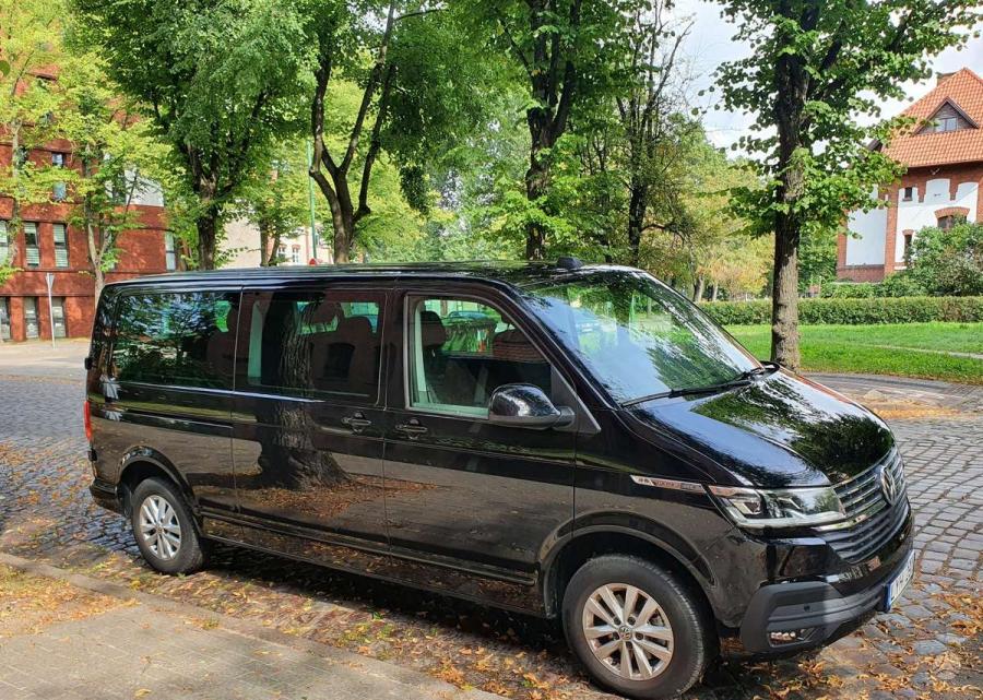 Black Volkswagen Caravelle 2020 in Palanga, with an engine capacity of 1.97 L and mileage of 125 thousand km for 29900 €, photo 5 on AUTOMOTO.COM.LV
