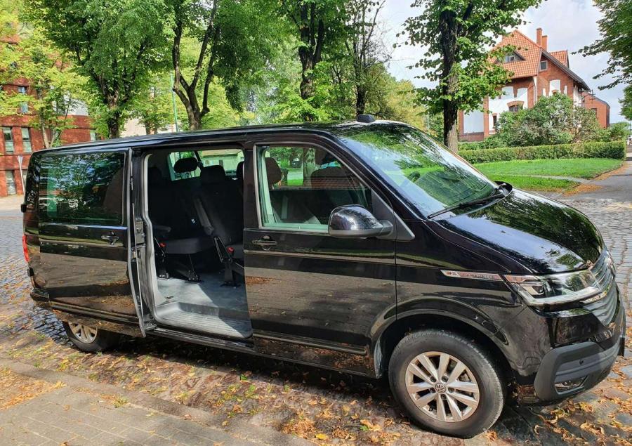 Black Volkswagen Caravelle 2020 in Palanga, with an engine capacity of 1.97 L and mileage of 125 thousand km for 29900 €, photo 7 on AUTOMOTO.COM.LV