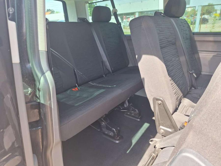 Black Volkswagen Caravelle 2021 in Vilnius, with an engine capacity of 2.00 L and mileage of 270 thousand km for 26000 €, photo 12 on AUTOMOTO.COM.LV