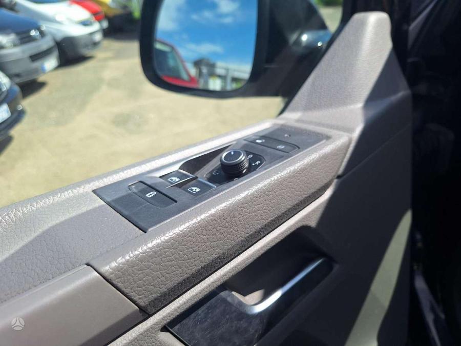 Black Volkswagen Caravelle 2021 in Vilnius, with an engine capacity of 2.00 L and mileage of 270 thousand km for 26000 €, photo 13 on AUTOMOTO.COM.LV