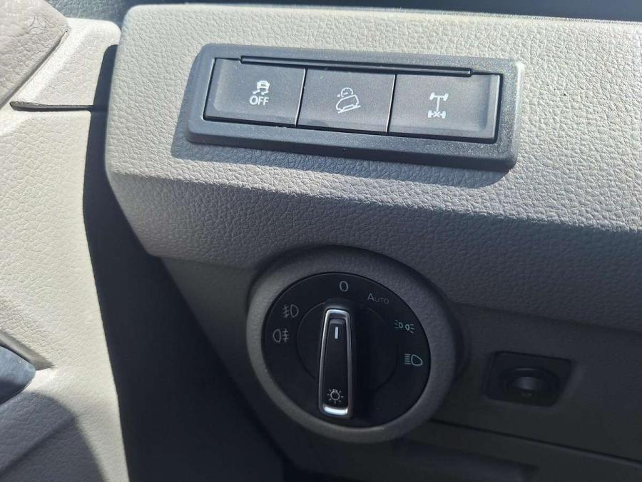 Black Volkswagen Caravelle 2021 in Vilnius, with an engine capacity of 2.00 L and mileage of 270 thousand km for 26000 €, photo 16 on AUTOMOTO.COM.LV