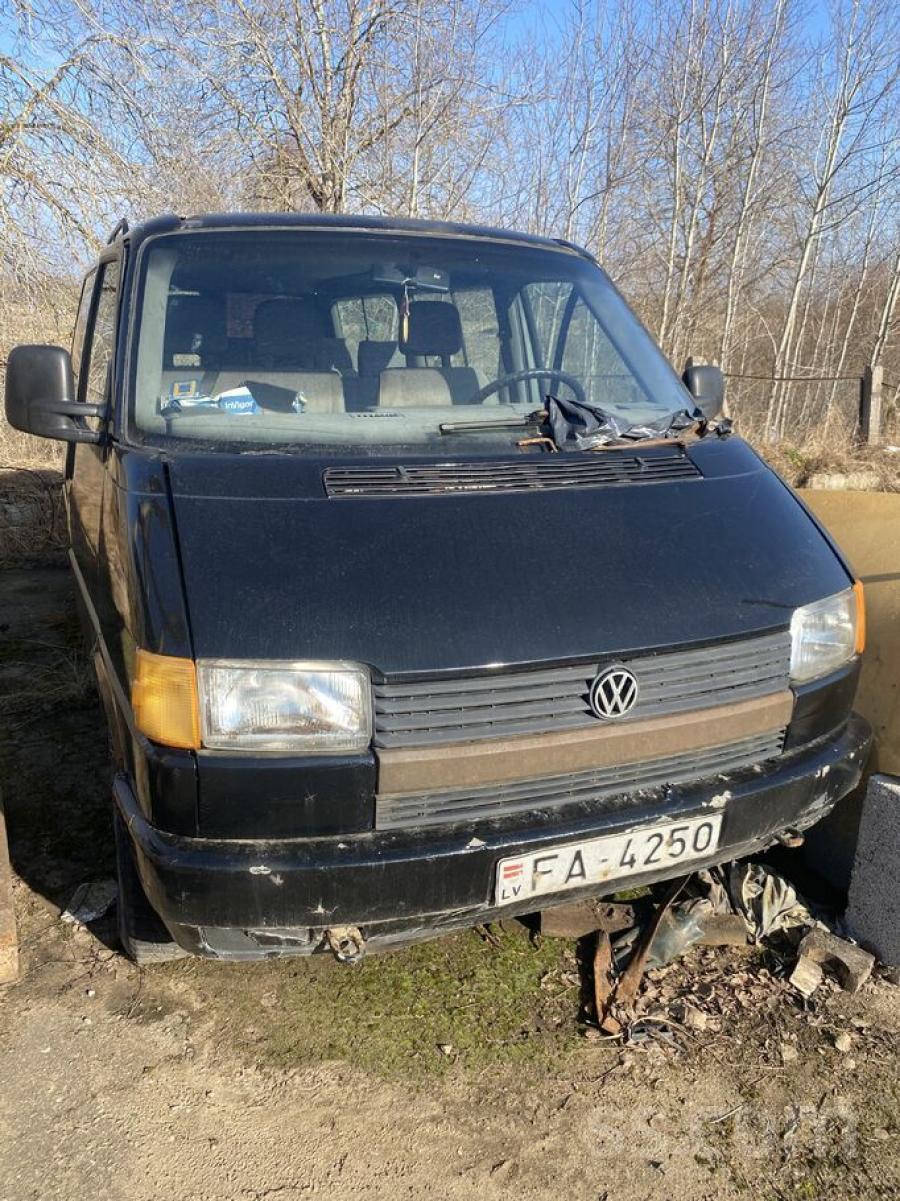 Black Volkswagen Caravelle 1993 in Jekabpils, with an engine capacity of 2.40 L and mileage of 345 thousand km for 600 €, photo 1 on AUTOMOTO.COM.LV