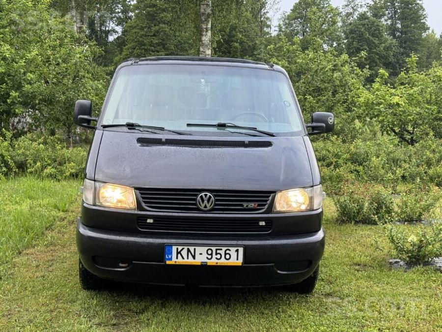 Black Volkswagen Caravelle 1999 in Jelgava, with an engine capacity of 2.50 L and mileage of 452 thousand km for 5600 €, photo 1 on AUTOMOTO.COM.LV