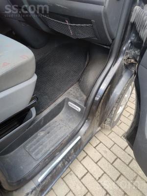 Black Volkswagen Caravelle 2005 in Kraslava, with an engine capacity of 1.90 L and mileage of 383 thousand km for 4200 €, photo 6 on AUTOMOTO.COM.LV