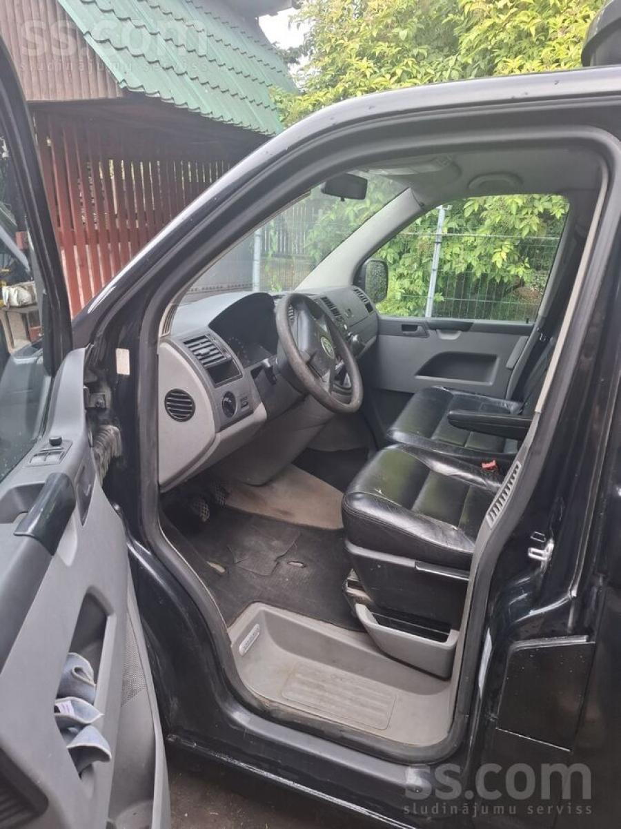 Melns Volkswagen Caravelle 2006 Rīga, ar dzinēja tilpumu 2.50 L un nobraukumu 450 tūkst. km par 4000 €, foto 9 vietnē AUTOMOTO.COM.LV