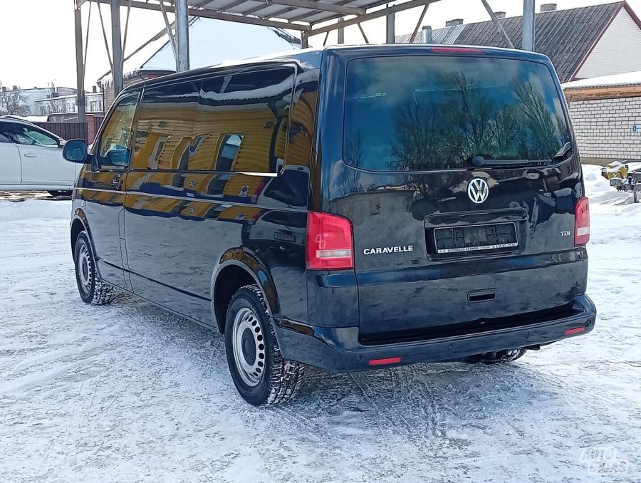 Melns Volkswagen Caravelle 2010 Viļņa, ar dzinēja tilpumu 2.00 L un nobraukumu 299 tūkst. km par 9800 €, foto 4 vietnē AUTOMOTO.COM.LV