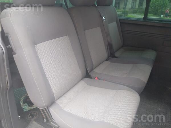 Melns Volkswagen Caravelle 2010 Rīga, ar dzinēja tilpumu 2.00 L un nobraukumu 355 tūkst. km par 8000 €, foto 5 vietnē AUTOMOTO.COM.LV