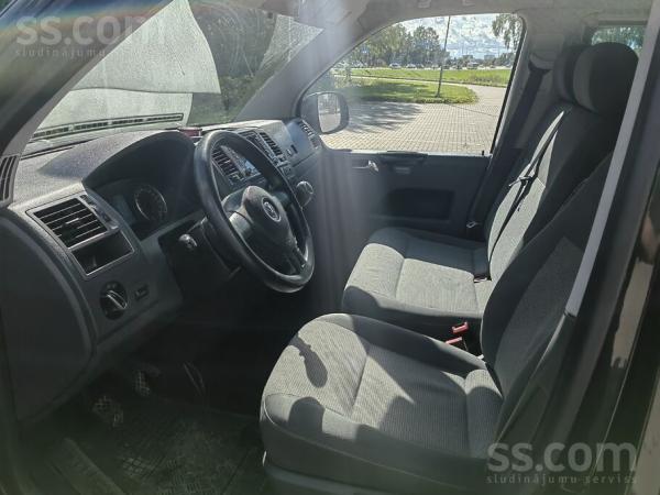 Melns Volkswagen Caravelle 2012 Jelgava, ar dzinēja tilpumu 2.00 L un nobraukumu 402 tūkst. km par 8250 €, foto 6 vietnē AUTOMOTO.COM.LV