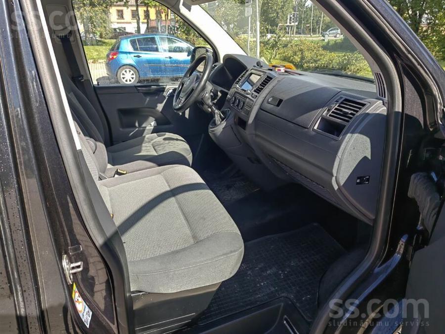 Melns Volkswagen Caravelle 2012 Jelgava, ar dzinēja tilpumu 2.00 L un nobraukumu 402 tūkst. km par 8250 €, foto 8 vietnē AUTOMOTO.COM.LV