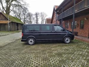 Melns Volkswagen Caravelle 2013 Rīga, ar dzinēja tilpumu 2.00 L un nobraukumu 262 tūkst. km par 13900 €, foto 24 vietnē AUTOMOTO.COM.LV