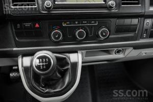 Melns Volkswagen Caravelle 2016 Ogre, ar dzinēja tilpumu 2.00 L un nobraukumu 151 tūkst. km par 19900 €, foto 12 vietnē AUTOMOTO.COM.LV